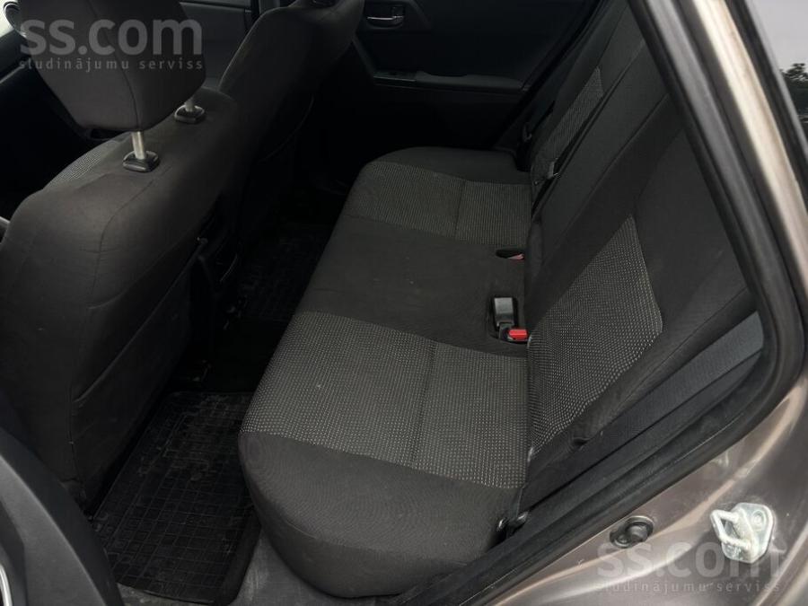Pelēks Toyota Auris 2014 Jūrmala, ar dzinēja tilpumu 1.40 L un nobraukumu 195 tūkst. km par 5500 €, foto 5 vietnē AUTOMOTO.COM.LV