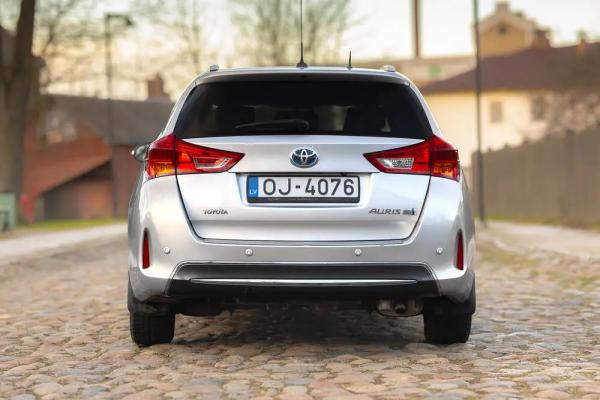 Grey Toyota Auris 2014 in Jelgava, with an engine capacity of 1.80 L and mileage of 255 thousand km for 7900 €, photo 6 on AUTOMOTO.COM.LV