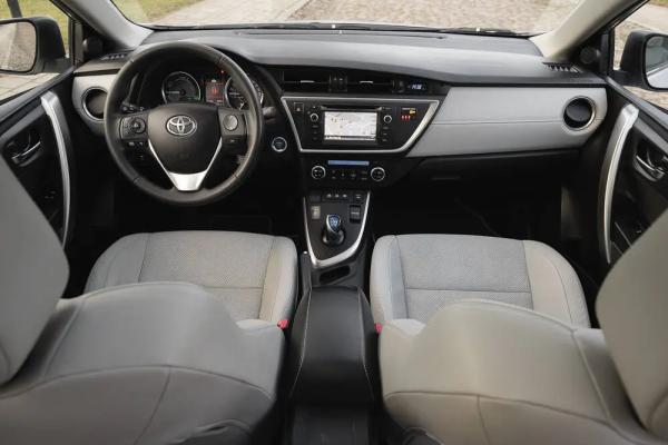 Grey Toyota Auris 2014 in Jelgava, with an engine capacity of 1.80 L and mileage of 255 thousand km for 7900 €, photo 8 on AUTOMOTO.COM.LV