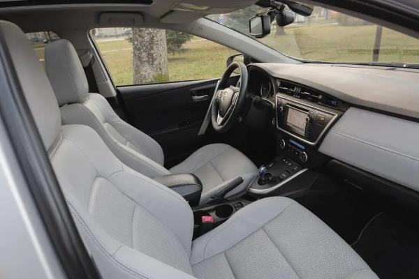 Grey Toyota Auris 2014 in Jelgava, with an engine capacity of 1.80 L and mileage of 255 thousand km for 7900 €, photo 9 on AUTOMOTO.COM.LV
