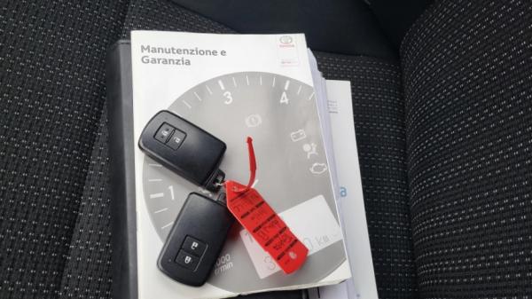 Grey Toyota Auris 2014 in Riga, with an engine capacity of 1.80 L and mileage of 243 thousand km for 9500 €, photo 5 on AUTOMOTO.COM.LV