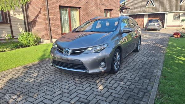 Grey Toyota Auris 2014 in Kaunas, with an engine capacity of 1.80 L and mileage of 277 thousand km for 8450 €, photo 1 on AUTOMOTO.COM.LV
