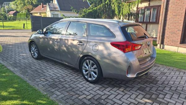 Grey Toyota Auris 2014 in Kaunas, with an engine capacity of 1.80 L and mileage of 277 thousand km for 8450 €, photo 5 on AUTOMOTO.COM.LV