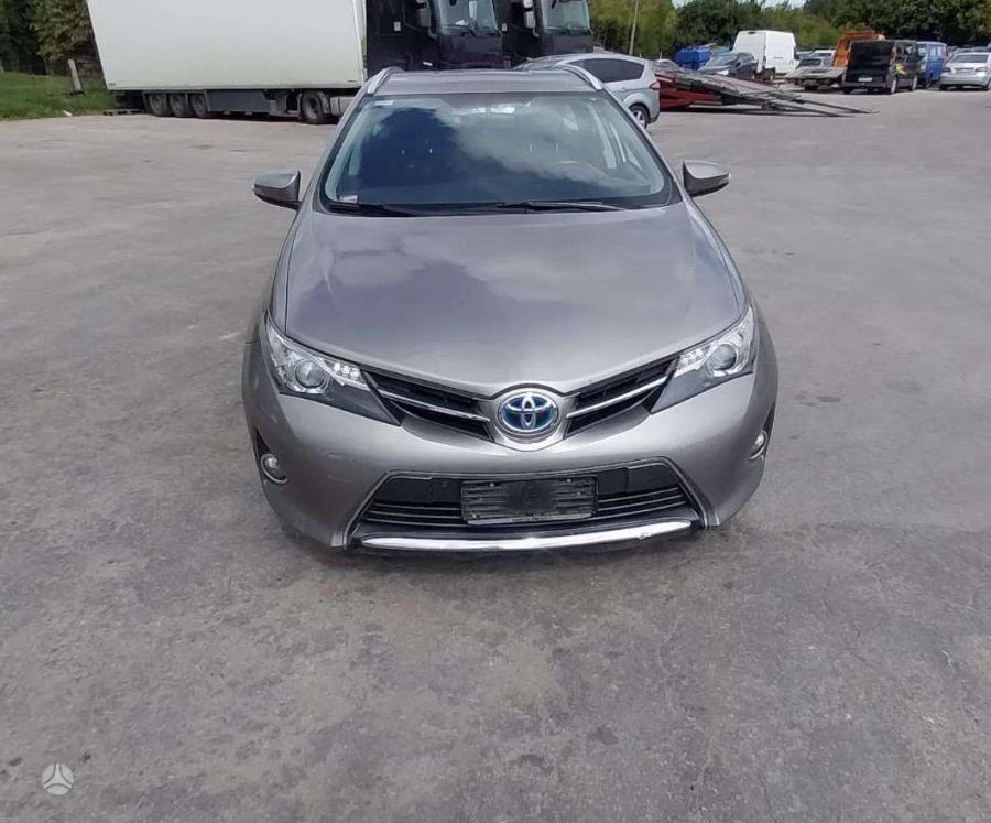 Grey Toyota Auris 2014 in Siauliai, with an engine capacity of 1.80 L and mileage of 197 thousand km for 7700 €, photo 3 on AUTOMOTO.COM.LV