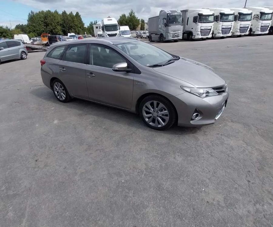 Grey Toyota Auris 2014 in Siauliai, with an engine capacity of 1.80 L and mileage of 197 thousand km for 7700 €, photo 4 on AUTOMOTO.COM.LV