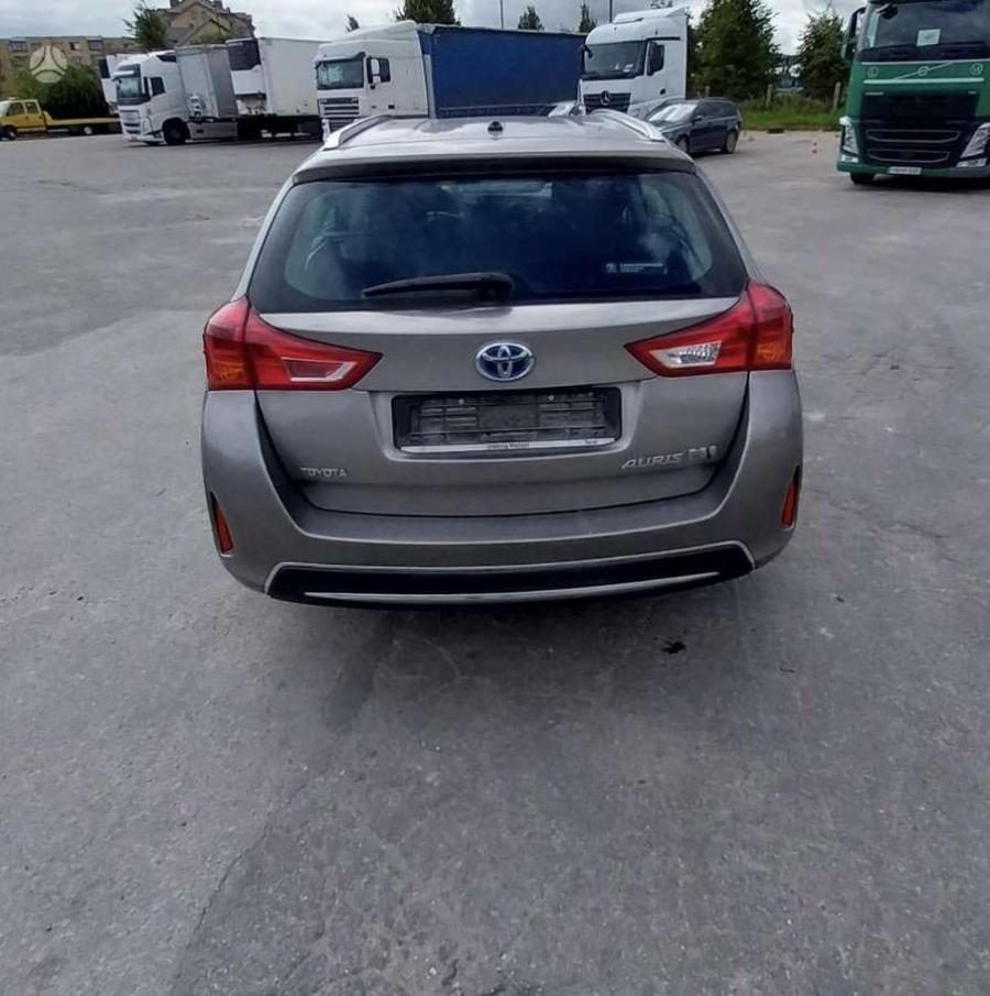 Grey Toyota Auris 2014 in Siauliai, with an engine capacity of 1.80 L and mileage of 197 thousand km for 7700 €, photo 5 on AUTOMOTO.COM.LV