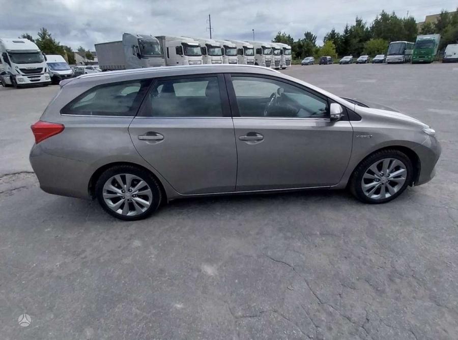 Grey Toyota Auris 2014 in Siauliai, with an engine capacity of 1.80 L and mileage of 197 thousand km for 7700 €, photo 6 on AUTOMOTO.COM.LV