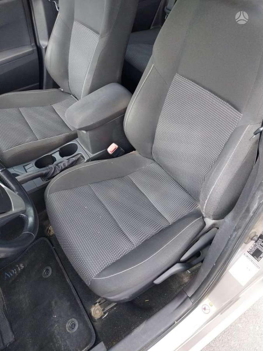 Grey Toyota Auris 2014 in Siauliai, with an engine capacity of 1.80 L and mileage of 197 thousand km for 7700 €, photo 11 on AUTOMOTO.COM.LV