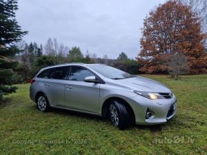 Pelēks Toyota Auris 2014 Tallina, ar dzinēja tilpumu 1.60 L un nobraukumu 230 tūkst. km par 6499 €, foto 3 vietnē AUTOMOTO.COM.LV