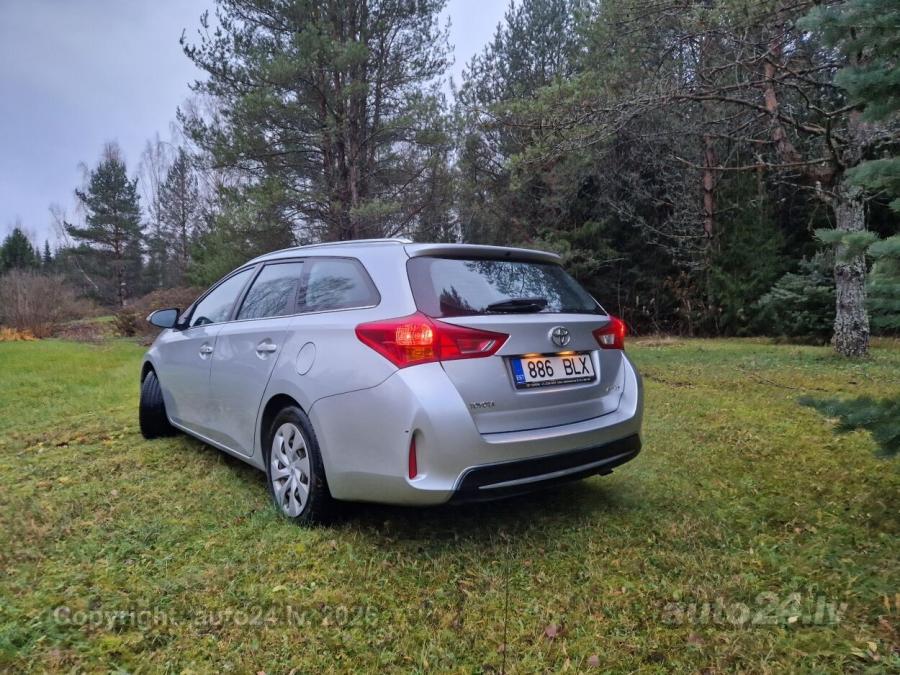 Pelēks Toyota Auris 2014 Tallina, ar dzinēja tilpumu 1.60 L un nobraukumu 230 tūkst. km par 6499 €, foto 5 vietnē AUTOMOTO.COM.LV