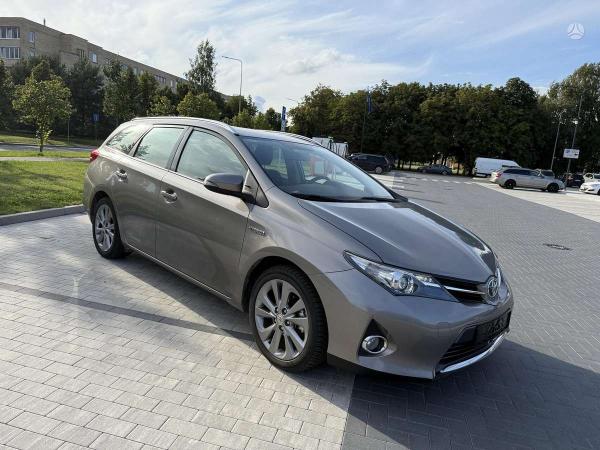 Grey Toyota Auris 2014 in Siauliai, with an engine capacity of 1.80 L and mileage of 197 thousand km for 7700 €, photo 1 on AUTOMOTO.COM.LV