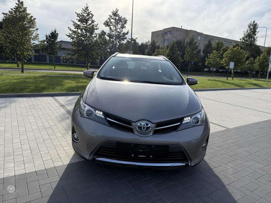 Grey Toyota Auris 2014 in Siauliai, with an engine capacity of 1.80 L and mileage of 197 thousand km for 7700 €, photo 3 on AUTOMOTO.COM.LV