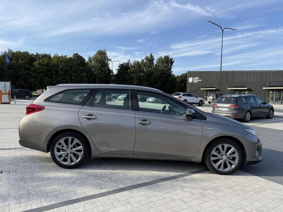 Grey Toyota Auris 2014 in Siauliai, with an engine capacity of 1.80 L and mileage of 197 thousand km for 7700 €, photo 5 on AUTOMOTO.COM.LV