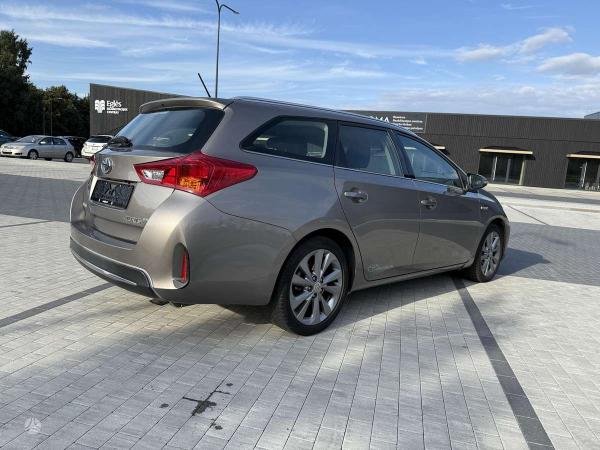 Grey Toyota Auris 2014 in Siauliai, with an engine capacity of 1.80 L and mileage of 197 thousand km for 7700 €, photo 5 on AUTOMOTO.COM.LV