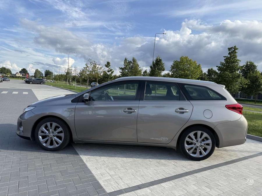 Grey Toyota Auris 2014 in Siauliai, with an engine capacity of 1.80 L and mileage of 197 thousand km for 7700 €, photo 9 on AUTOMOTO.COM.LV