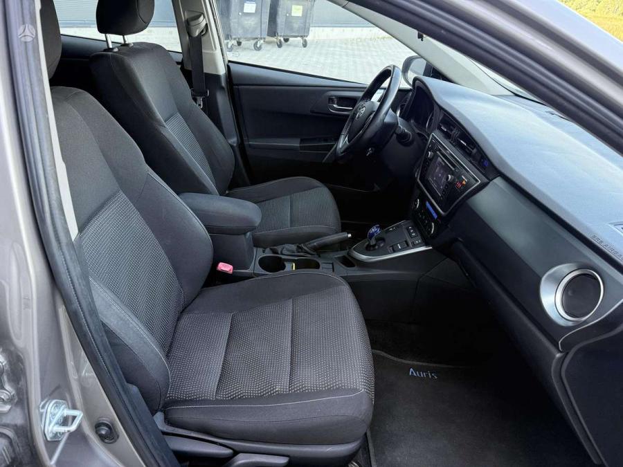 Grey Toyota Auris 2014 in Siauliai, with an engine capacity of 1.80 L and mileage of 197 thousand km for 7700 €, photo 11 on AUTOMOTO.COM.LV