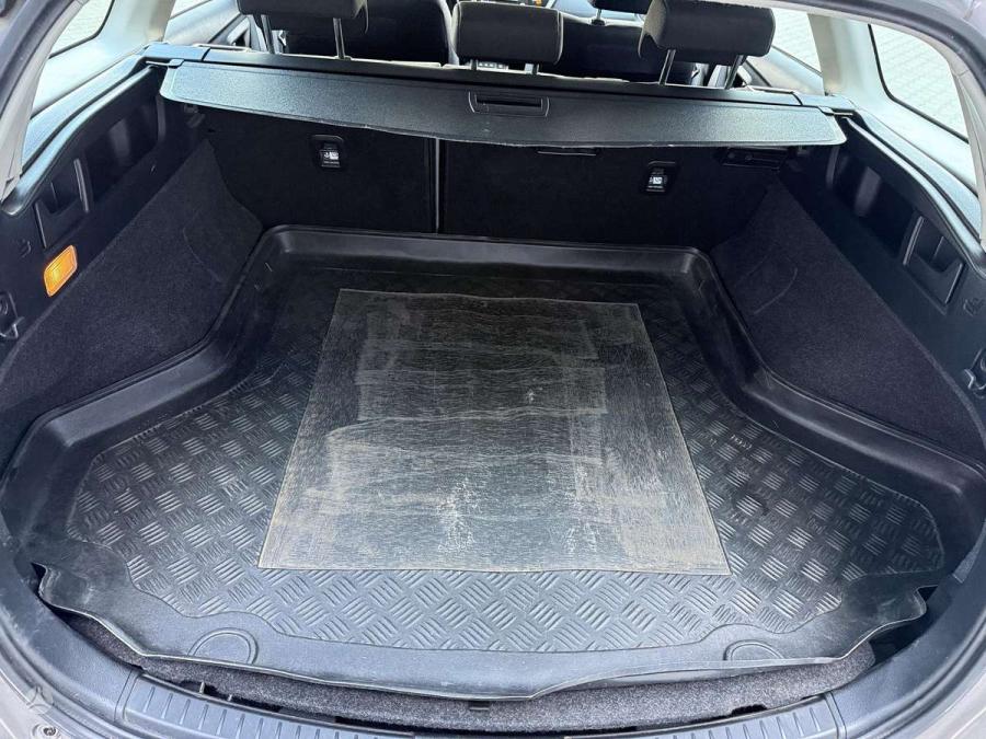 Grey Toyota Auris 2014 in Siauliai, with an engine capacity of 1.80 L and mileage of 197 thousand km for 7700 €, photo 18 on AUTOMOTO.COM.LV