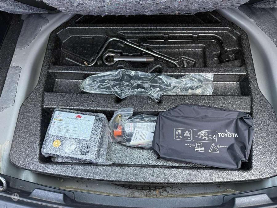 Grey Toyota Auris 2014 in Siauliai, with an engine capacity of 1.80 L and mileage of 197 thousand km for 7700 €, photo 19 on AUTOMOTO.COM.LV