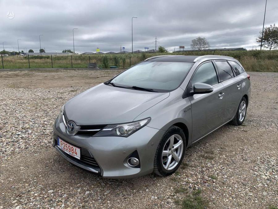 Grey Toyota Auris 2014 in Kaunas, with an engine capacity of 1.80 L and mileage of 286 thousand km for 7700 €, photo 1 on AUTOMOTO.COM.LV
