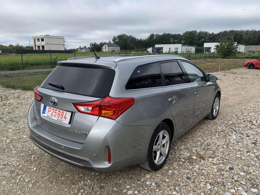 Grey Toyota Auris 2014 in Kaunas, with an engine capacity of 1.80 L and mileage of 286 thousand km for 7700 €, photo 5 on AUTOMOTO.COM.LV