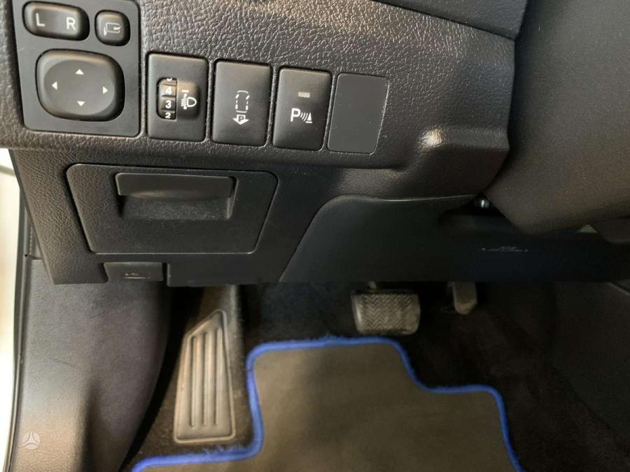 Grey Toyota Auris 2014 in Kaunas, with an engine capacity of 1.80 L and mileage of 286 thousand km for 7700 €, photo 11 on AUTOMOTO.COM.LV