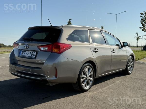 Grey Toyota Auris 2014 in Liepaja, with an engine capacity of 1.80 L and mileage of 110 thousand km for 9800 €, photo 3 on AUTOMOTO.COM.LV