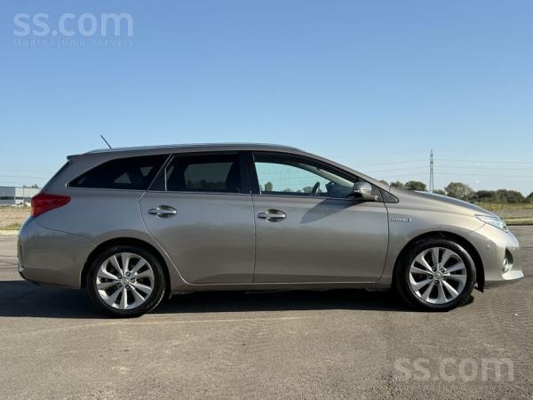 Grey Toyota Auris 2014 in Liepaja, with an engine capacity of 1.80 L and mileage of 110 thousand km for 9800 €, photo 7 on AUTOMOTO.COM.LV