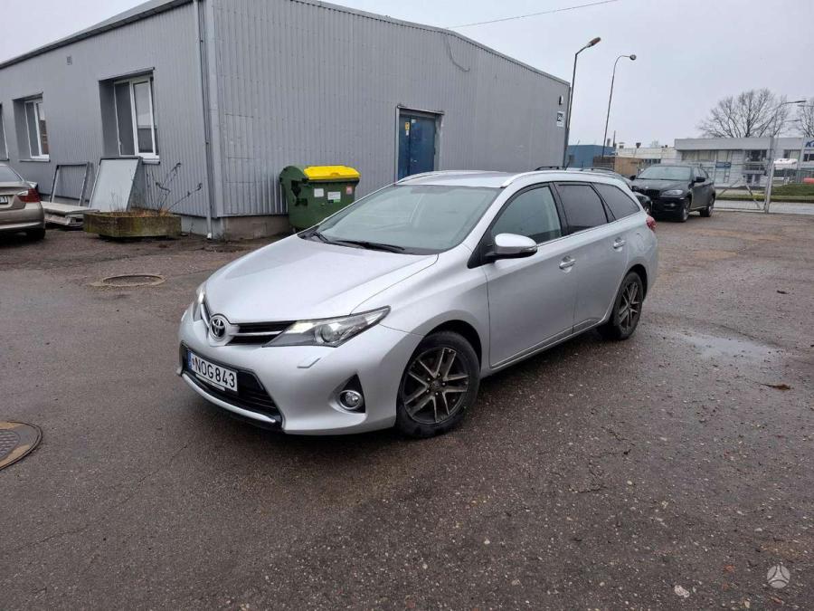 Pelēks Toyota Auris 2015 Klaipėda, ar dzinēja tilpumu 1.60 L un nobraukumu 178 tūkst. km par 6400 €, foto 3 vietnē AUTOMOTO.COM.LV