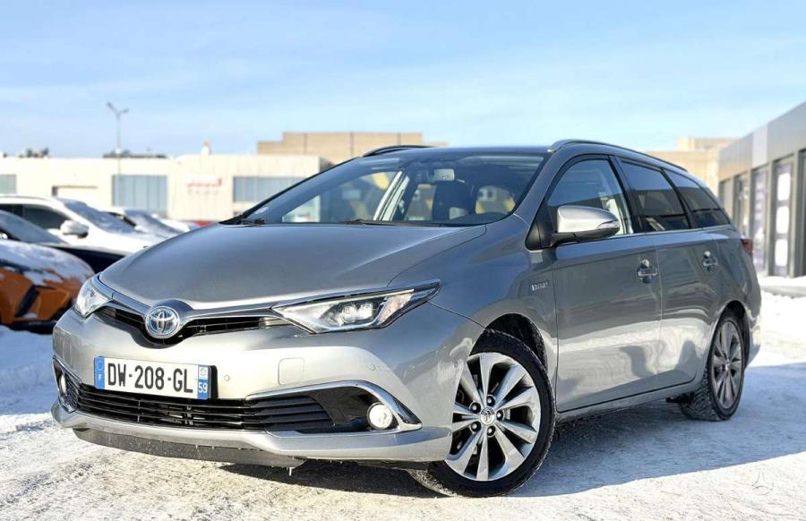 Grey Toyota Auris 2015 in Taurage, with an engine capacity of 1.80 L and mileage of 270 thousand km for 9300 €, photo 1 on AUTOMOTO.COM.LV