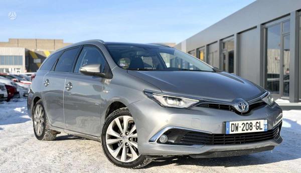 Grey Toyota Auris 2015 in Taurage, with an engine capacity of 1.80 L and mileage of 270 thousand km for 9300 €, photo 2 on AUTOMOTO.COM.LV