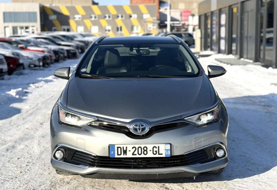 Grey Toyota Auris 2015 in Taurage, with an engine capacity of 1.80 L and mileage of 270 thousand km for 9300 €, photo 3 on AUTOMOTO.COM.LV