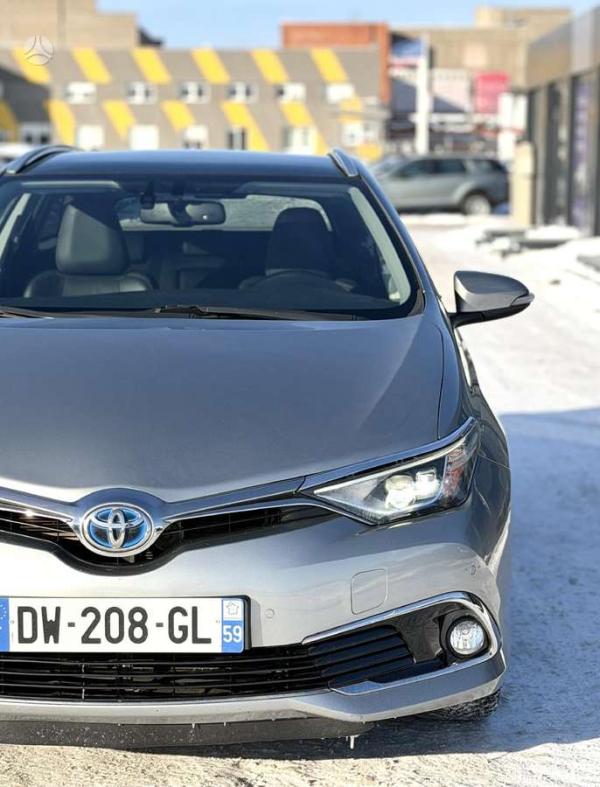 Grey Toyota Auris 2015 in Taurage, with an engine capacity of 1.80 L and mileage of 270 thousand km for 9300 €, photo 4 on AUTOMOTO.COM.LV