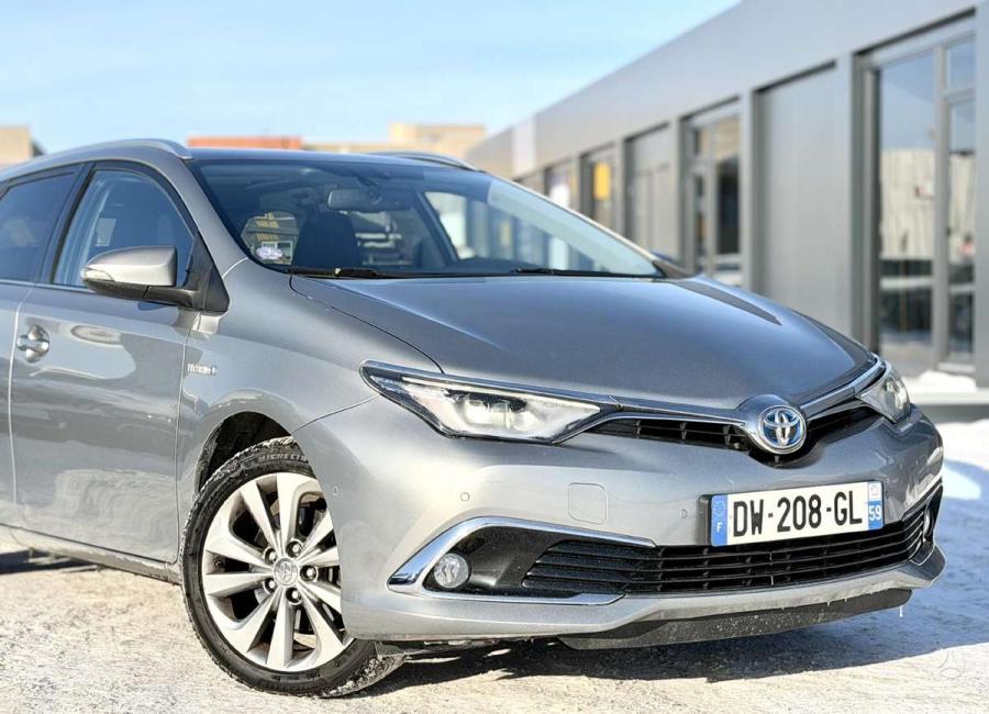 Grey Toyota Auris 2015 in Taurage, with an engine capacity of 1.80 L and mileage of 270 thousand km for 9300 €, photo 8 on AUTOMOTO.COM.LV