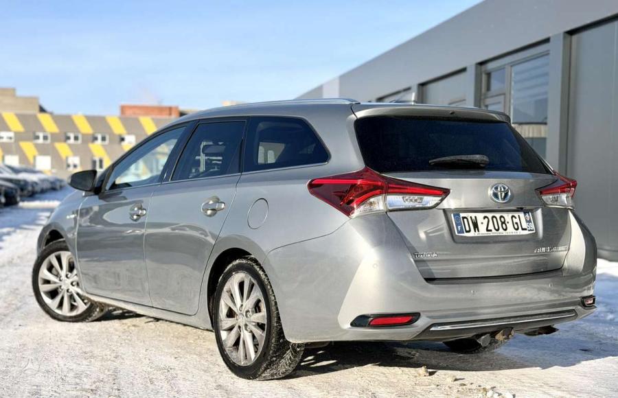 Grey Toyota Auris 2015 in Taurage, with an engine capacity of 1.80 L and mileage of 270 thousand km for 9300 €, photo 10 on AUTOMOTO.COM.LV