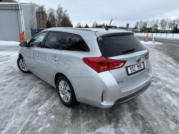 Pelēks Toyota Auris 2015 Marijampole, ar dzinēja tilpumu 1.80 L un nobraukumu 265 tūkst. km par 6900 €, foto 5 vietnē AUTOMOTO.COM.LV