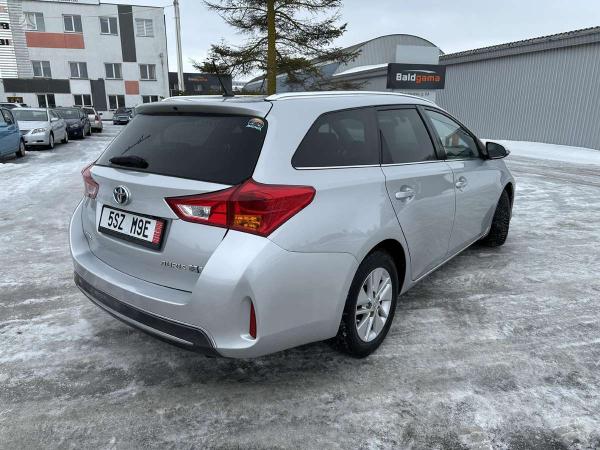 Pelēks Toyota Auris 2015 Marijampole, ar dzinēja tilpumu 1.80 L un nobraukumu 265 tūkst. km par 6900 €, foto 7 vietnē AUTOMOTO.COM.LV