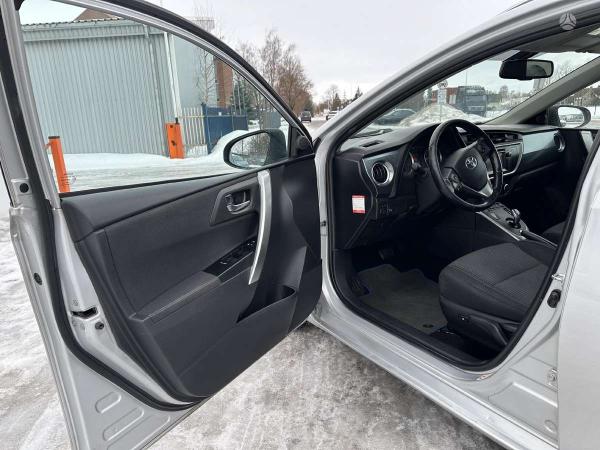 Pelēks Toyota Auris 2015 Marijampole, ar dzinēja tilpumu 1.80 L un nobraukumu 265 tūkst. km par 6900 €, foto 9 vietnē AUTOMOTO.COM.LV