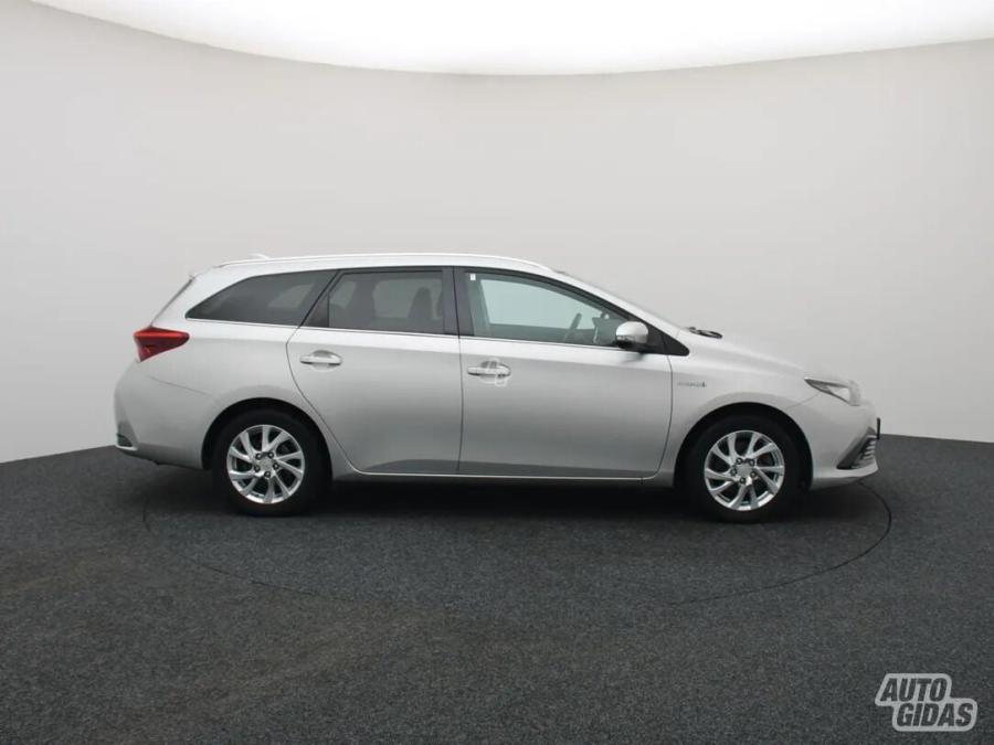Grey Toyota Auris 2015 in Vilnius, with an engine capacity of 1.80 L and mileage of 200 thousand km for 10699 €, photo 10 on AUTOMOTO.COM.LV