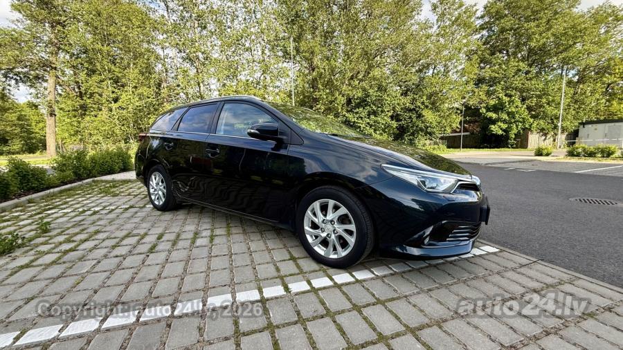 Grey Toyota Auris 2015 in Tallinn, with an engine capacity of 1.60 L and mileage of 137 thousand km for 8100 €, photo 1 on AUTOMOTO.COM.LV