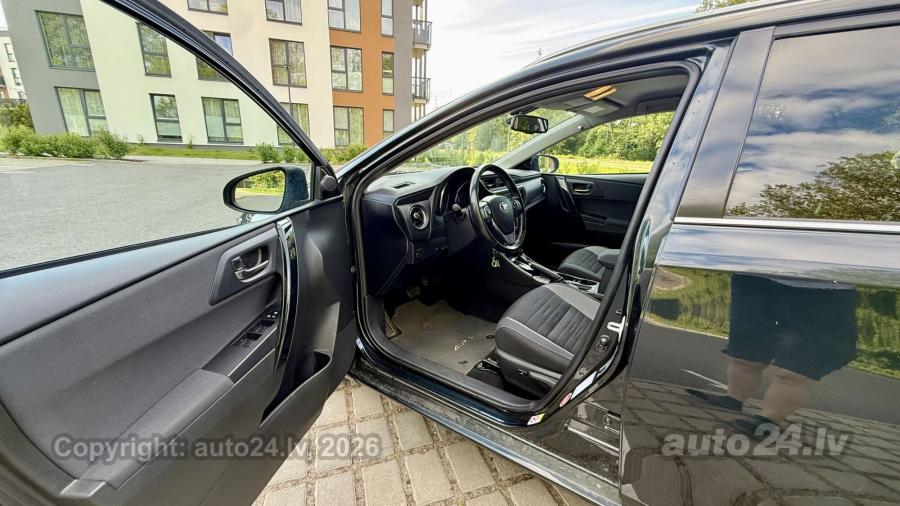Grey Toyota Auris 2015 in Tallinn, with an engine capacity of 1.60 L and mileage of 137 thousand km for 8100 €, photo 3 on AUTOMOTO.COM.LV