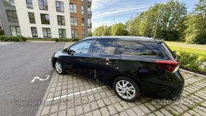 Grey Toyota Auris 2015 in Tallinn, with an engine capacity of 1.60 L and mileage of 137 thousand km for 8100 €, photo 4 on AUTOMOTO.COM.LV