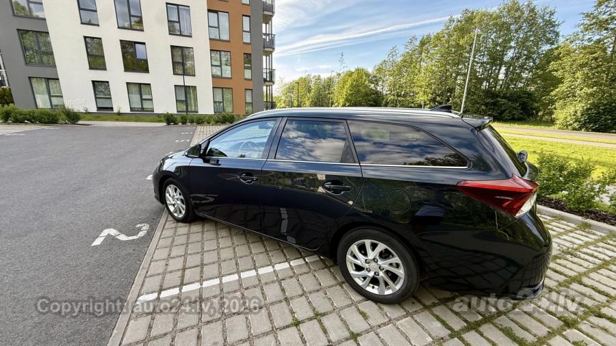 Grey Toyota Auris 2015 in Tallinn, with an engine capacity of 1.60 L and mileage of 137 thousand km for 8100 €, photo 4 on AUTOMOTO.COM.LV