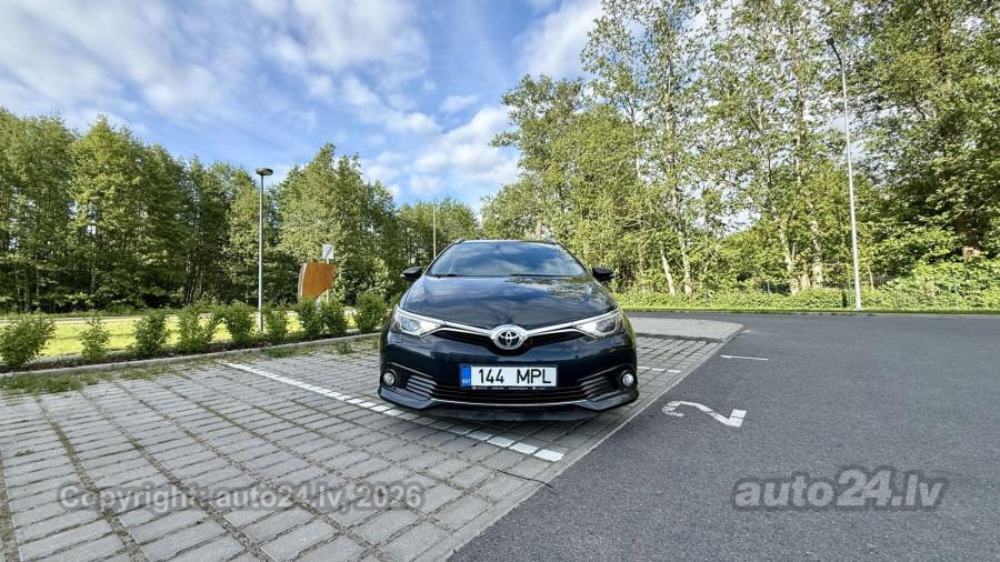 Grey Toyota Auris 2015 in Tallinn, with an engine capacity of 1.60 L and mileage of 137 thousand km for 8100 €, photo 7 on AUTOMOTO.COM.LV