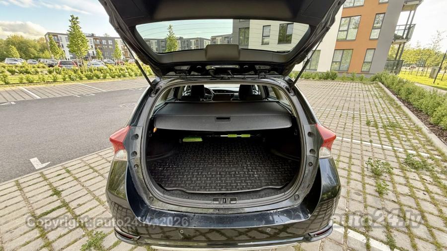Grey Toyota Auris 2015 in Tallinn, with an engine capacity of 1.60 L and mileage of 137 thousand km for 8100 €, photo 8 on AUTOMOTO.COM.LV