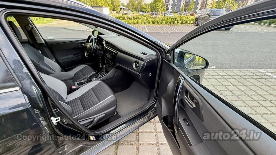 Grey Toyota Auris 2015 in Tallinn, with an engine capacity of 1.60 L and mileage of 137 thousand km for 8100 €, photo 20 on AUTOMOTO.COM.LV
