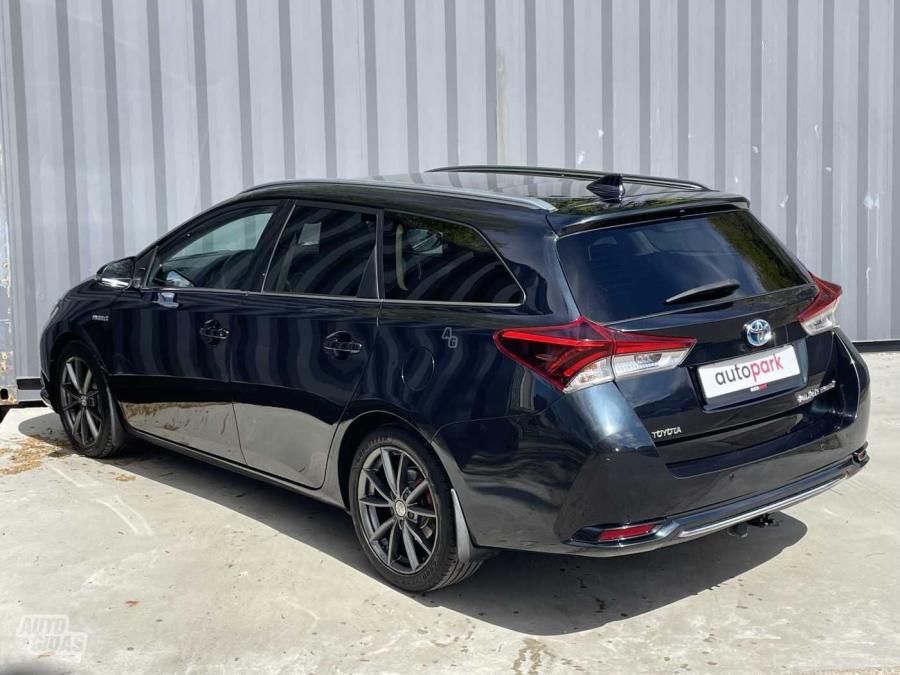 Grey Toyota Auris 2015 in Vilnius, with an engine capacity of 1.80 L and mileage of 229 thousand km for 11900 €, photo 5 on AUTOMOTO.COM.LV