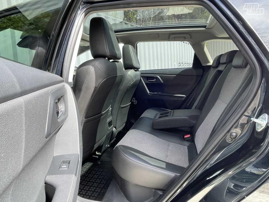 Grey Toyota Auris 2015 in Vilnius, with an engine capacity of 1.80 L and mileage of 229 thousand km for 11900 €, photo 7 on AUTOMOTO.COM.LV
