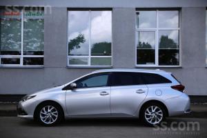 Grey Toyota Auris 2015 in Riga, with an engine capacity of 1.60 L and mileage of 198 thousand km for 7295 €, photo 3 on AUTOMOTO.COM.LV