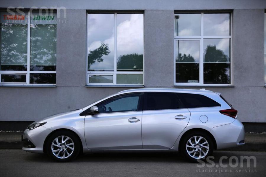 Grey Toyota Auris 2015 in Riga, with an engine capacity of 1.60 L and mileage of 198 thousand km for 7295 €, photo 3 on AUTOMOTO.COM.LV