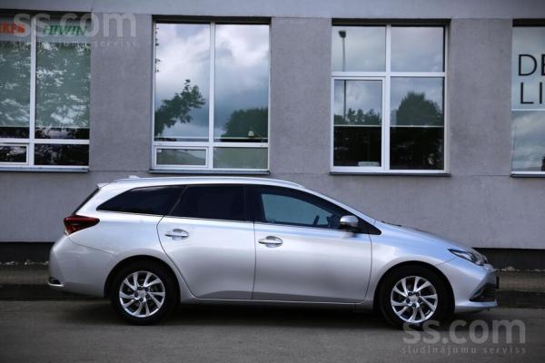 Grey Toyota Auris 2015 in Riga, with an engine capacity of 1.60 L and mileage of 198 thousand km for 7295 €, photo 3 on AUTOMOTO.COM.LV